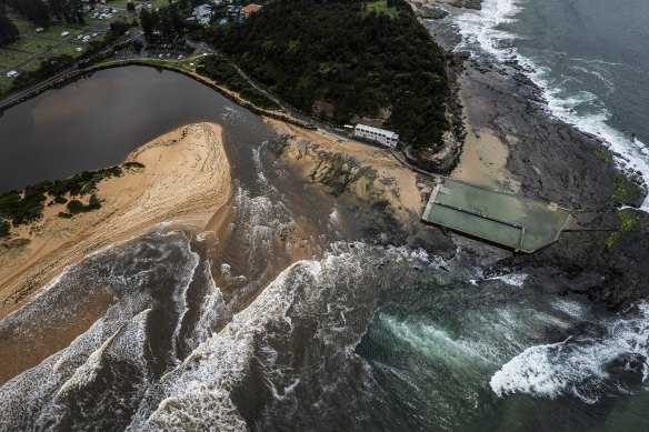 NSW floods: Sydney weather to worsen; city at risk of surf, coastal erosion