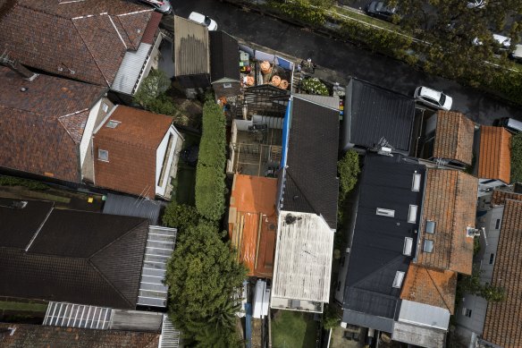 Waverley, Northern Beaches Councils urge residents to dob in dodgy builders
