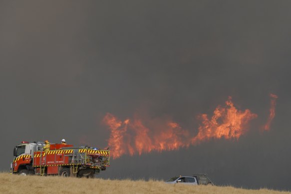 'You need to be vigilant': Weeks of fire ahead with more blazes set to ...