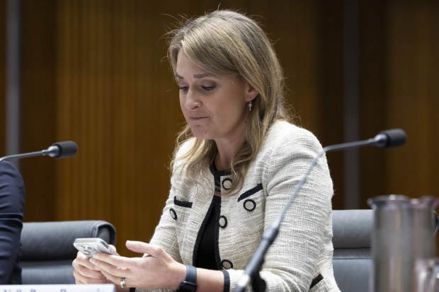 Optus communications ‘manifestly inadequate’ in 2023 phone outage