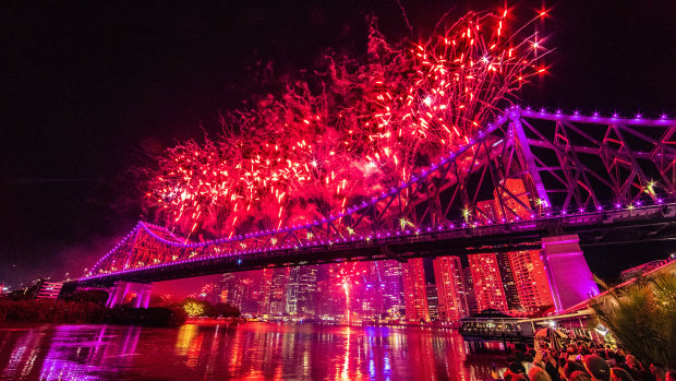 Thousands crowd along South Bank for Brisbane's Riverfire