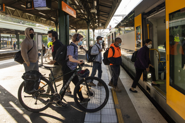 Lockdown job losses in Victoria, NSW and Canberra rise to 280,000