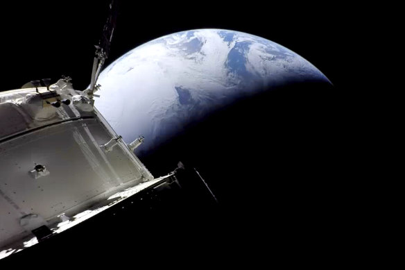 Artemis Nasas Orion Capsule Returns To Earth After Voyage Around The Moon