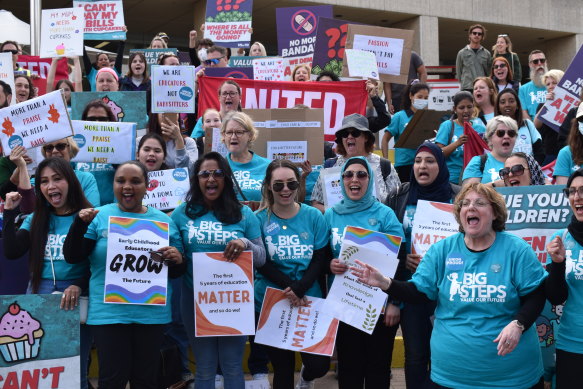 Hundreds of WA early childcare workers strike and centres close in ...