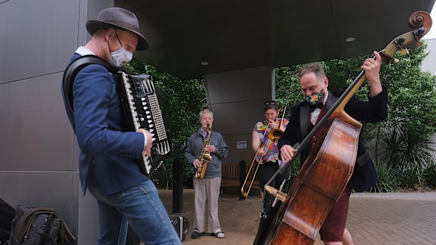 When his parents caught coronavirus, Ian Pidd picked up his ukulele