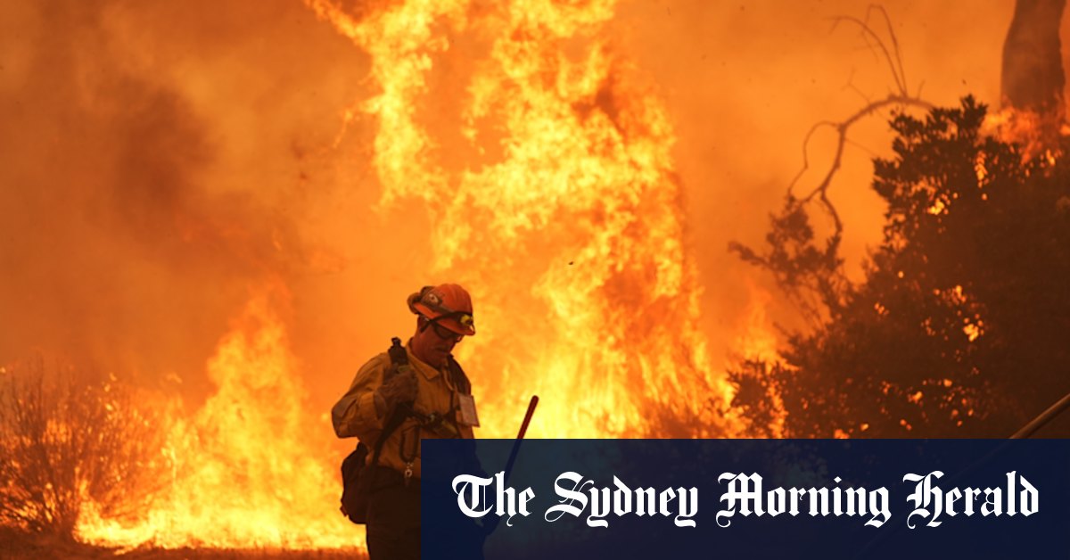 Canyon fire: Thousands evacuated as bushfire rages north of Los Angeles