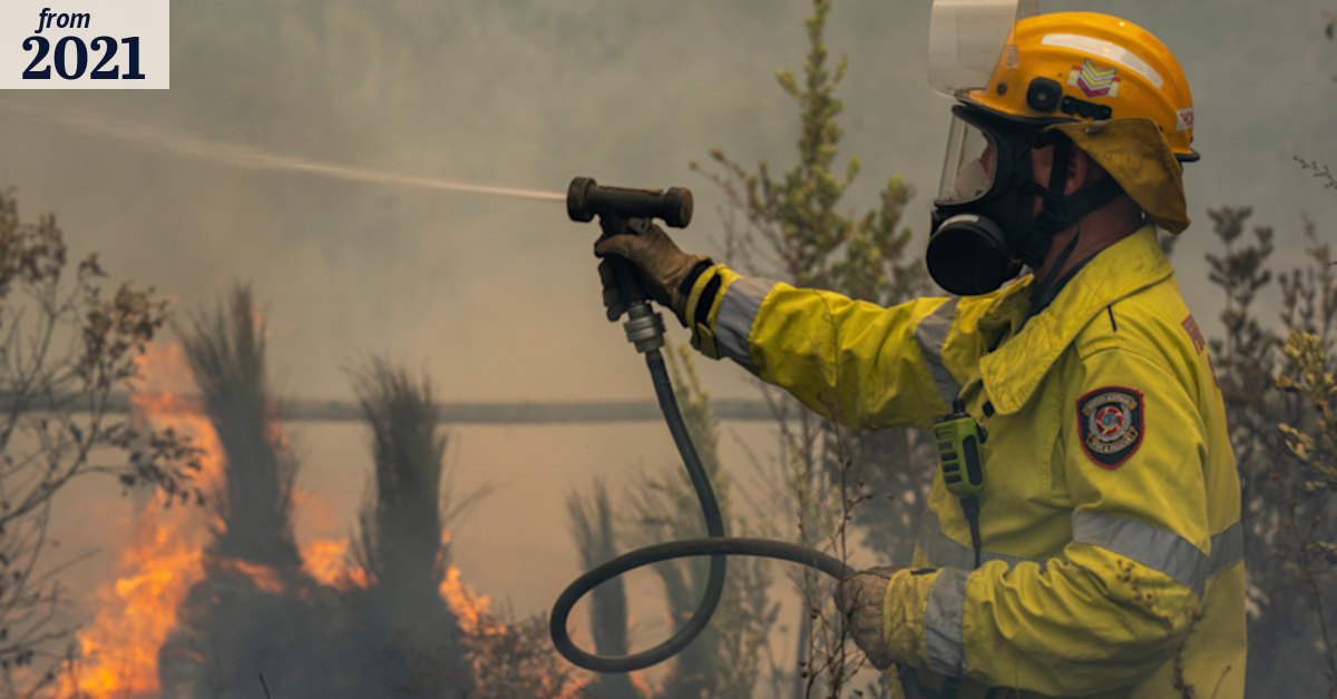 Firefighters contain bushfire burning south of Geraldton