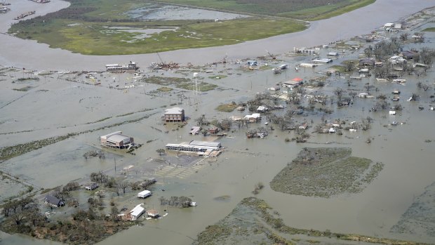 Hurricane Laura tears through Texas, Louisiana, leaving fatalities in ...