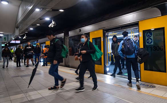 Coronavirus Australia: Social distancing rules to be enforced by 11,000 ...