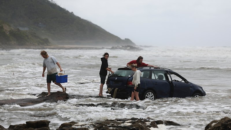 Great Ocean Road floods: Rain, rescue calls and cars swept out to sea ...