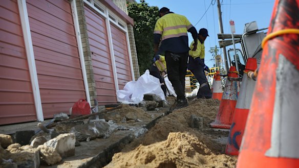 Crews work into night to repair week-long Brisbane NBN outages