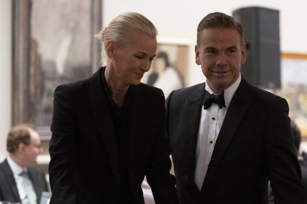 NWS ASX: Lachlan Murdoch returns to executives on the edge