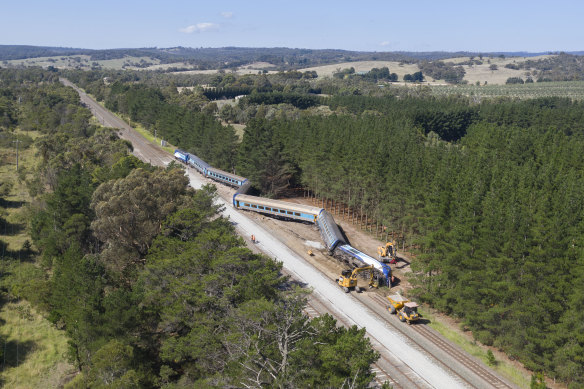 Wallan train derailment: Sydney-Melbourne XPT train travelling over ...