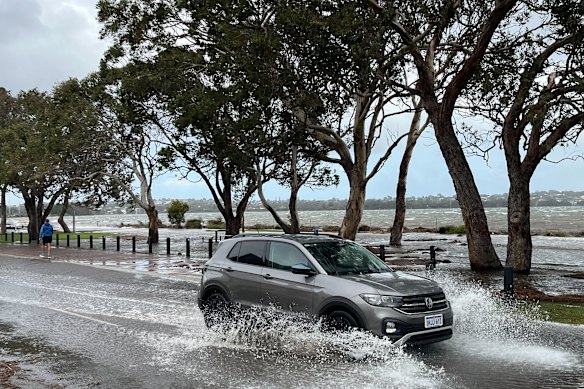‘Prepare for extended outages’: More than 30,000 homes without power as ...