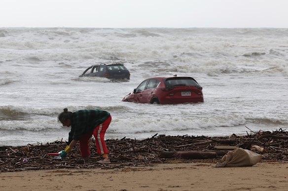 Great Ocean Road floods: Rain, rescue calls and cars swept out to sea ...