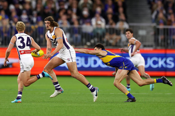 Dockers boot 17 consecutive goals to crush Eagles
