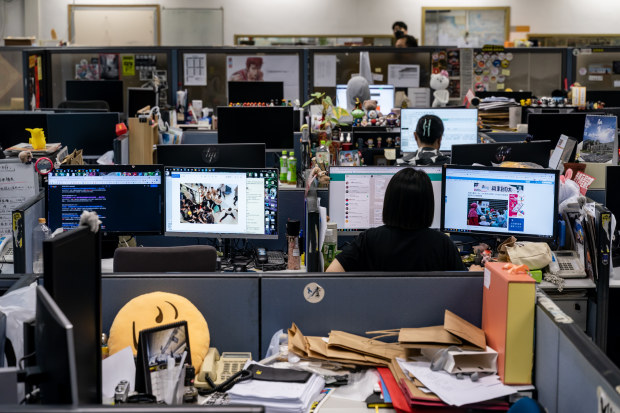 Apple Daily meets to decide on shutting down