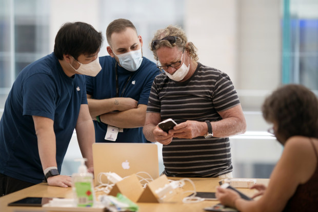 Apple workers promise no strikes to lure tech giant back to deal