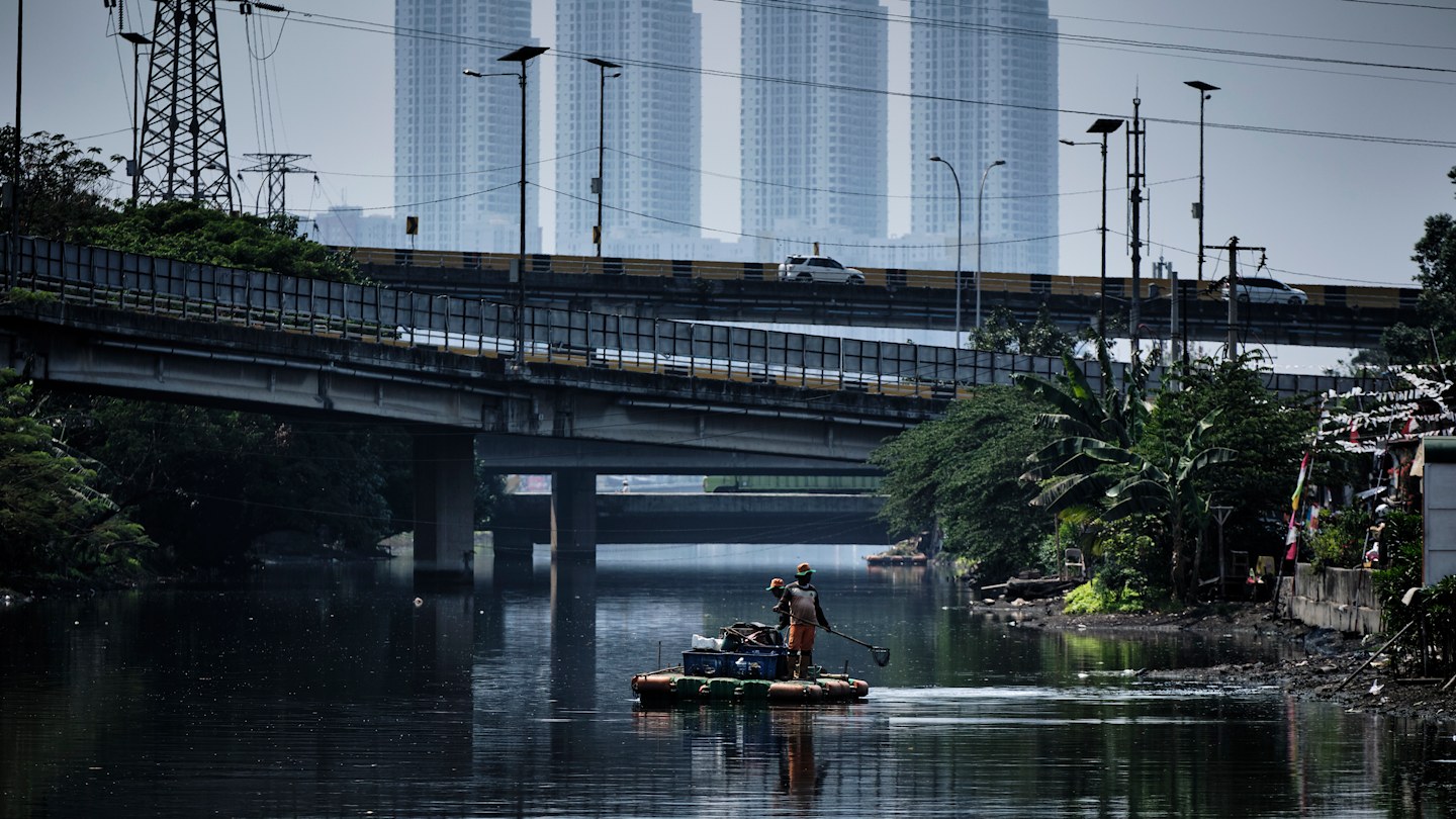 Moving Indonesia's sinking city
