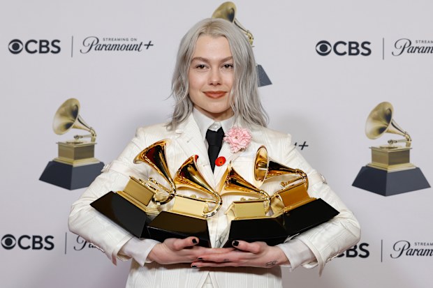 Artists like Phoebe Bridgers are banning phones at concerts - and fans ...