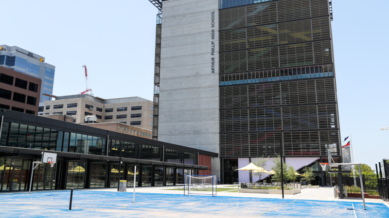 Staggered start for students at Sydney's new high-rise high school