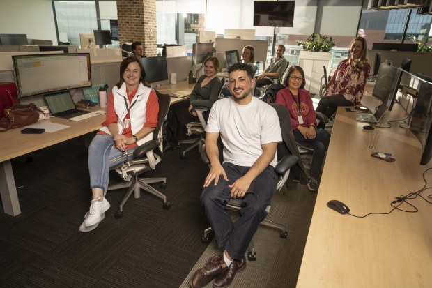 Working from home: Staff at NAB, CBA, ANZ flout return to office mandates