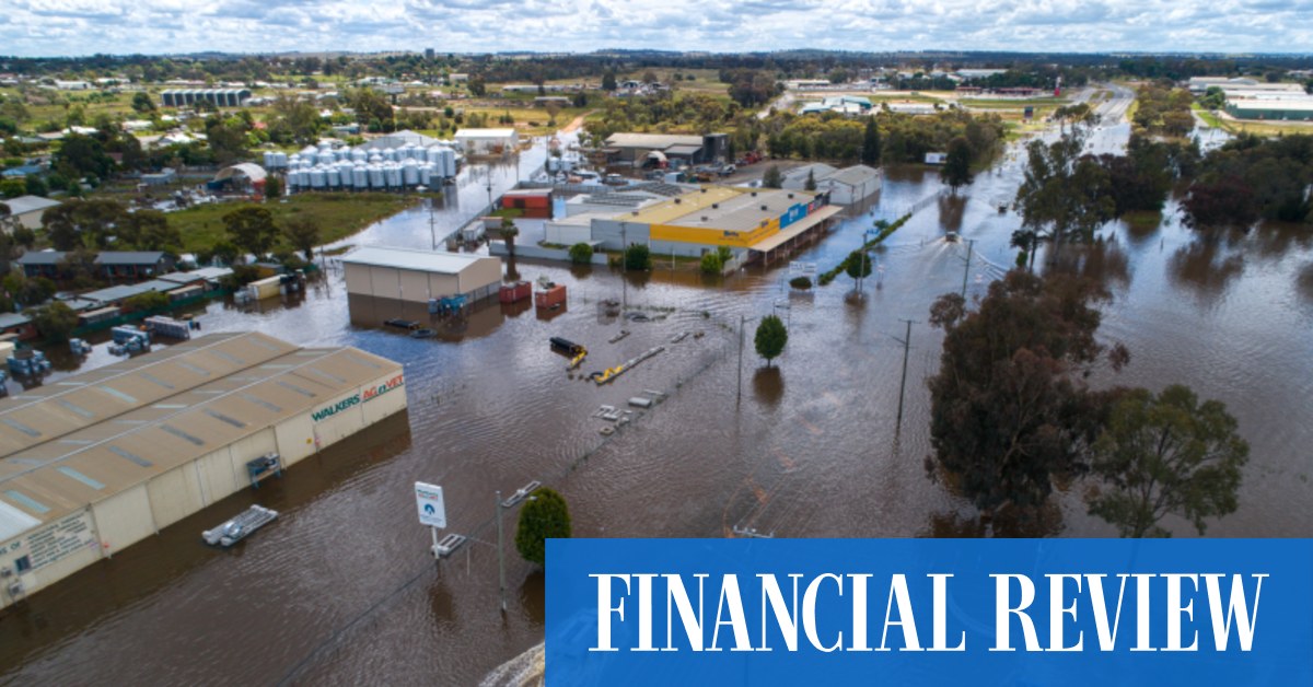 NSW floods: Lachlan River hits 70-year peaks, Vic school evacuated in ...