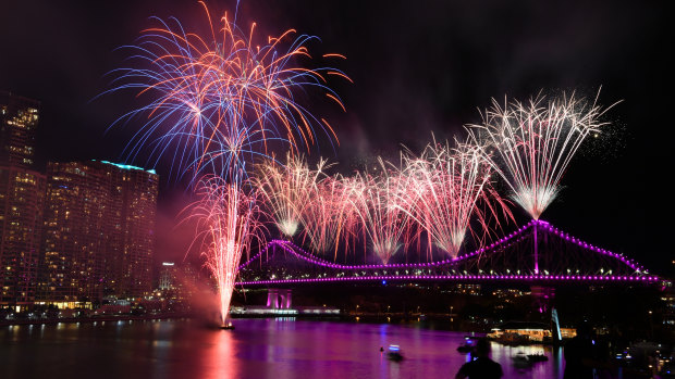 Huge jet skims Brisbane skyscrapers in Riverfire preview