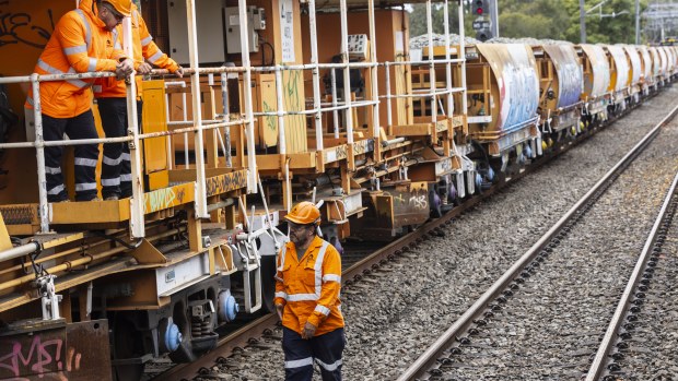 Rail union moves to end Qube lockout over ‘safety risk’