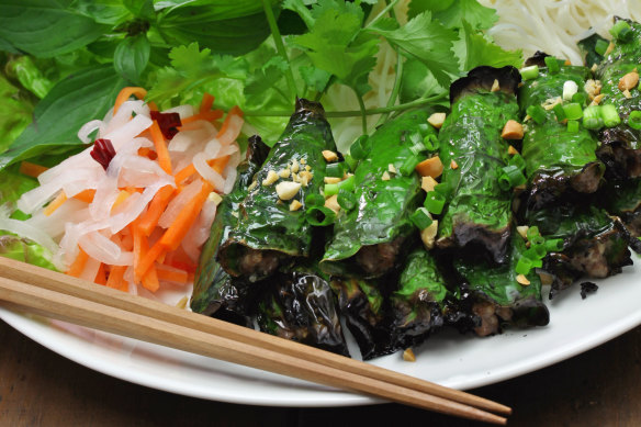 What is bo la lot? South Vietnam’s ‘beef in a leaf’ dish is one of the ...