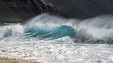 Hawaii braces for storm that could bring waves of up to 18 metres
