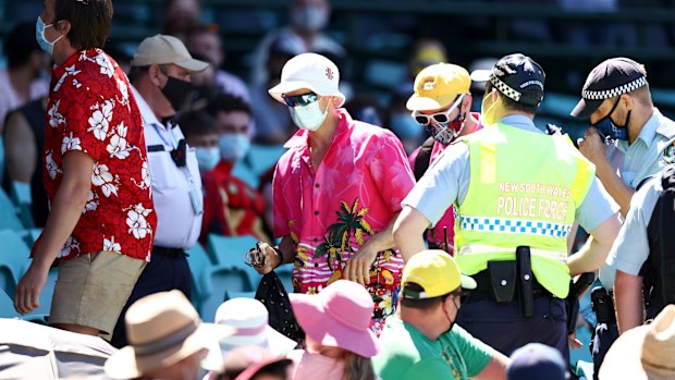 Police remove spectators from SCG after abuse complaints