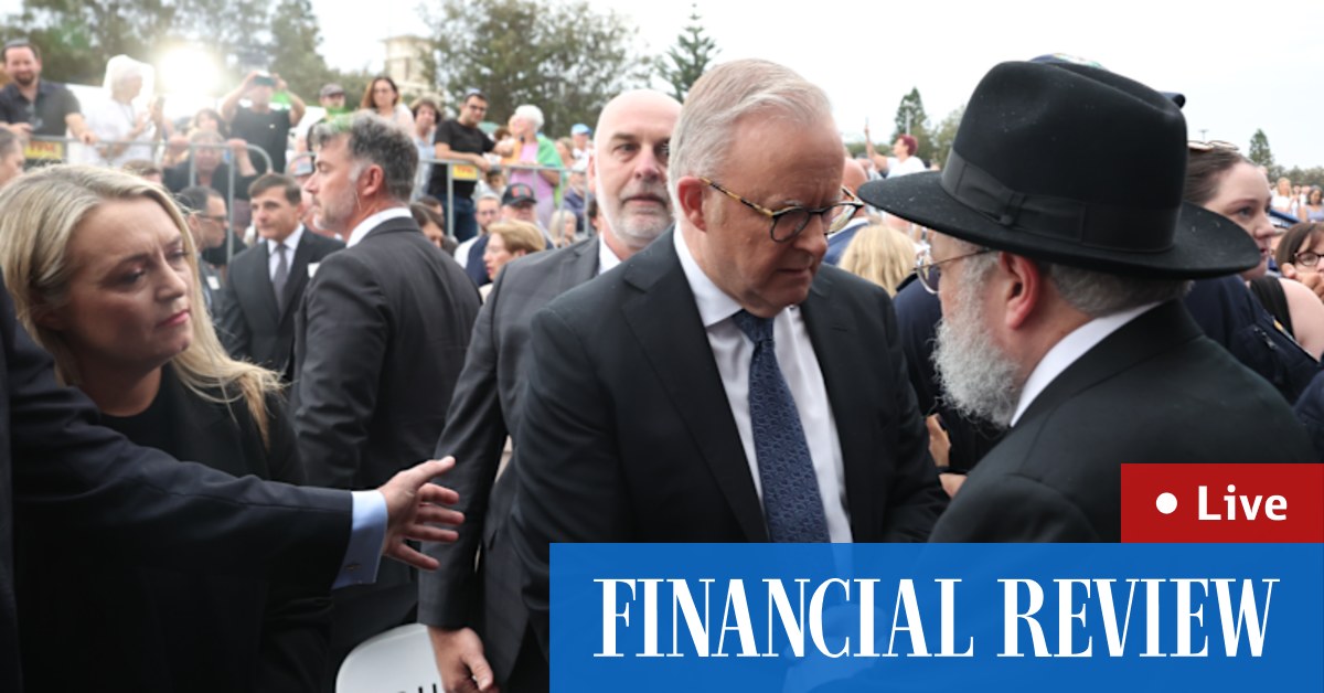 PM booed; NSW Premier Chris Minns apologises