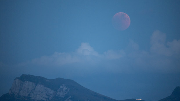 Red moon and sparkling Mars delight stargazers around the world