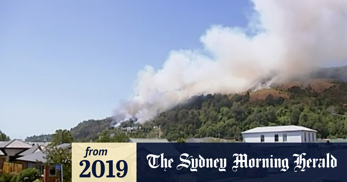 Residents flee 'dynamic', raging New Zealand fires