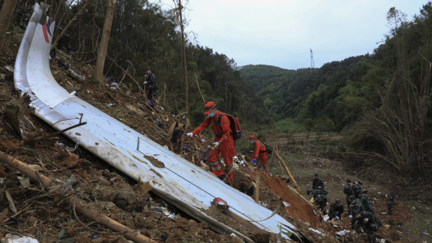 China Eastern Flight 5735 crash: pieces of Boeing 737-800 fell off ...