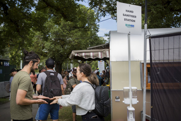 'I'm not that concerned': Crowds flock to Moomba despite coronavirus threat
