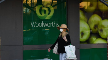 Striking Woolworths workers return to work after 10 per cent pay rise offer