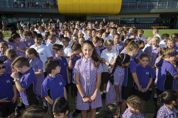 From Hazel Glen College with 3200 students to Amphitheatre Primary with ...