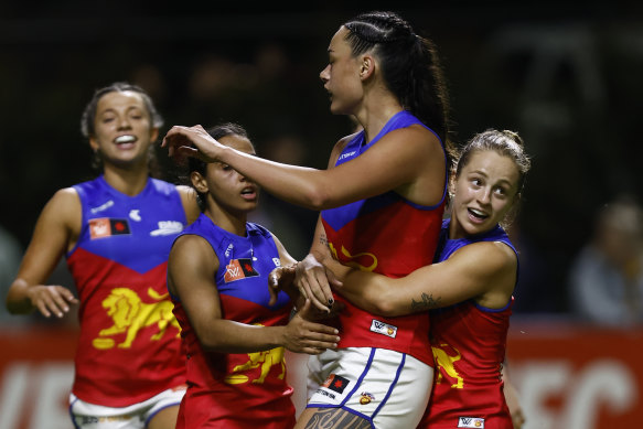 AFLW 2022: Fremantle Dockers beat Sydney Swans; North Melbourne ...