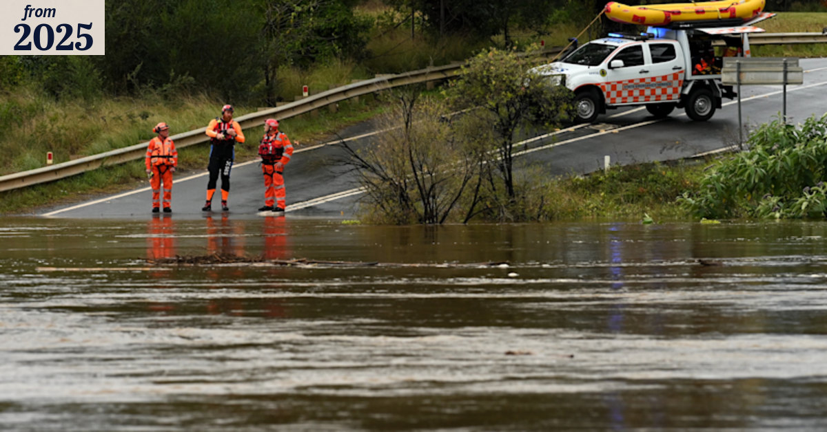 Levee bank made to protect town as people flee flooding