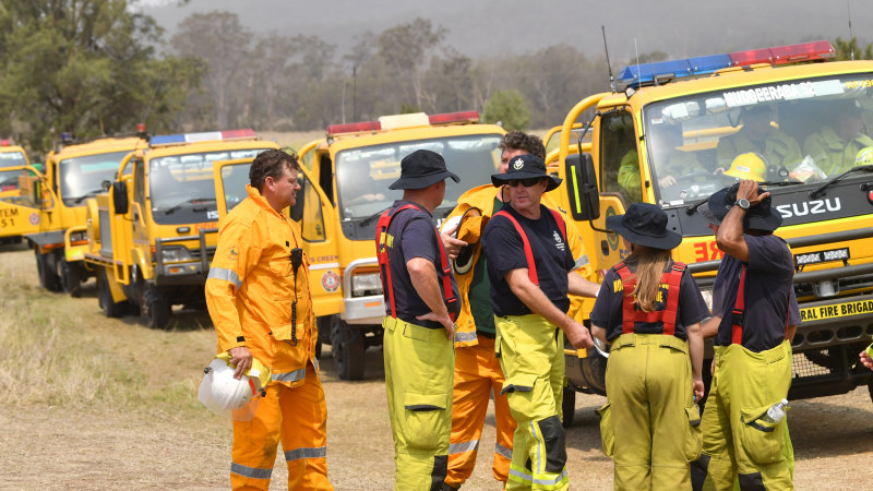 Qld firefighters 'regrouping' before fire threat ramps up on the weekend