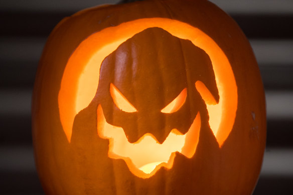 horror film pumpkin carving