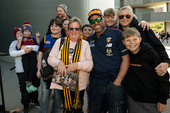 Long queues at MCG amid increased security after gun scare slows entry ...