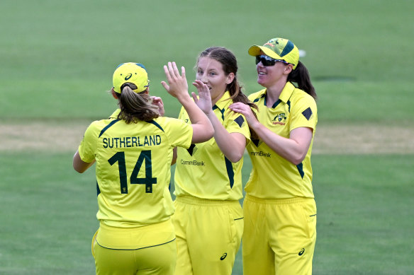 Darcie Brown, Annabel Sutherland and Phoebe Litchfield star in ...