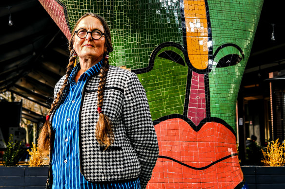 Sculptor who helped create Melbourne’s identity awarded OAM
