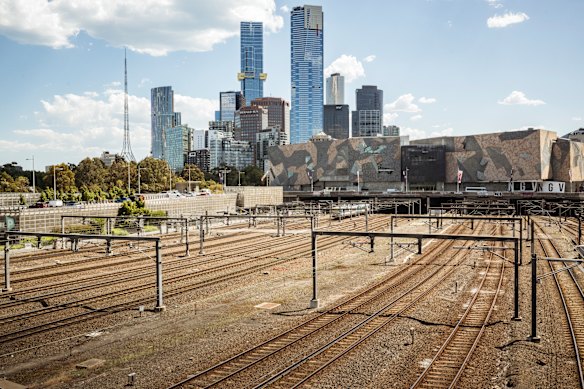 Melbourne heatwave: BoM issues severe weather warnings as temperatures ...