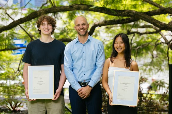 Qld ATAR results: Year 12 graduates celebrate top ATAR scores