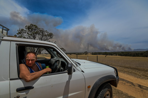Victoria bushfires LIVE: Out-of-control bushfire threatens towns as ...