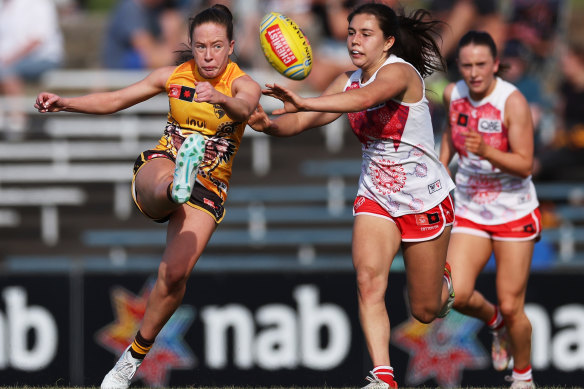 AFLW 2023 round seven: Courtney Hodder takes brilliant mark in Brisbane ...
